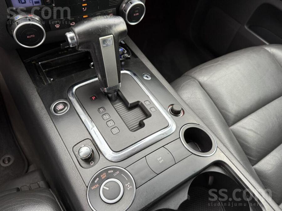Pelēks Volkswagen Touareg 2006 Rīga, ar dzinēja tilpumu 3.00 L un nobraukumu 370 tūkst. km par 2950 €, foto 20 vietnē AUTOMOTO.COM.LV