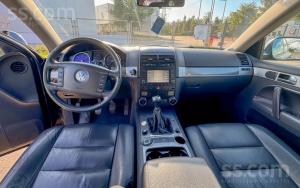 Pelēks Volkswagen Touareg 2006 Rīga, ar dzinēja tilpumu 2.50 L un nobraukumu 298 tūkst. km par 3600 €, foto 8 vietnē AUTOMOTO.COM.LV