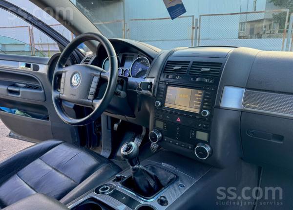 Grey Volkswagen Touareg 2006 in Riga, with an engine capacity of 2.50 L and mileage of 298 thousand km for 3600 €, photo 10 on AUTOMOTO.COM.LV