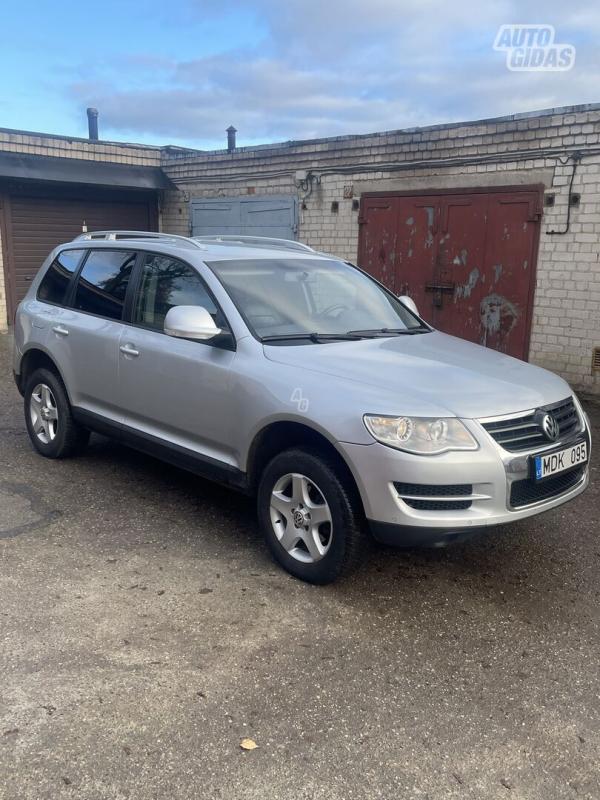 Grey Volkswagen Touareg 2007 in Vilnius, with an engine capacity of 2.50 L and mileage of 238 thousand km for 4280 €, photo 2 on AUTOMOTO.COM.LV