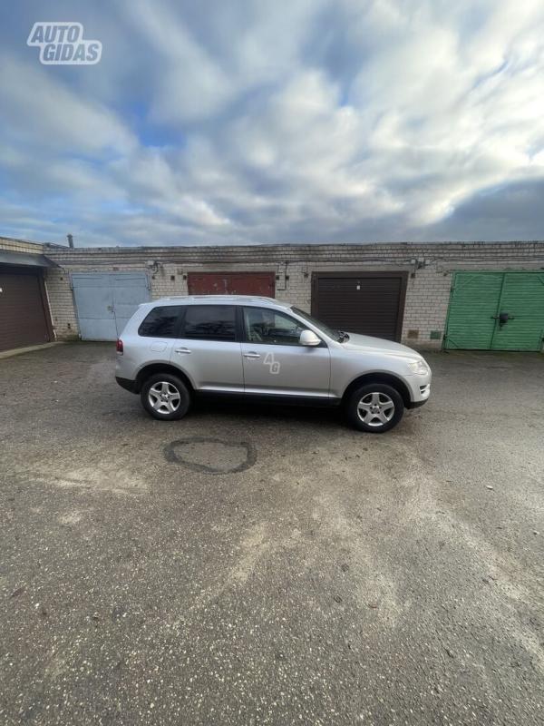 Grey Volkswagen Touareg 2007 in Vilnius, with an engine capacity of 2.50 L and mileage of 238 thousand km for 4280 €, photo 3 on AUTOMOTO.COM.LV