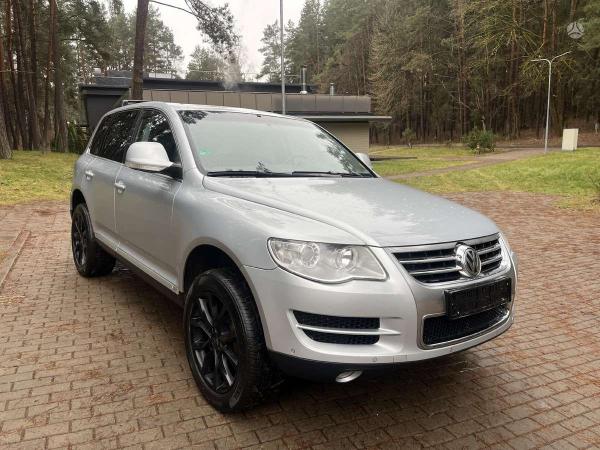 Pelēks Volkswagen Touareg 2007 Viļņa, ar dzinēja tilpumu 2.97 L un nobraukumu 262 tūkst. km par 6799 €, foto 2 vietnē AUTOMOTO.COM.LV