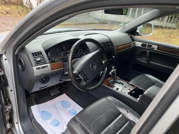 Pelēks Volkswagen Touareg 2007 Viļņa, ar dzinēja tilpumu 2.97 L un nobraukumu 262 tūkst. km par 6799 €, foto 10 vietnē AUTOMOTO.COM.LV