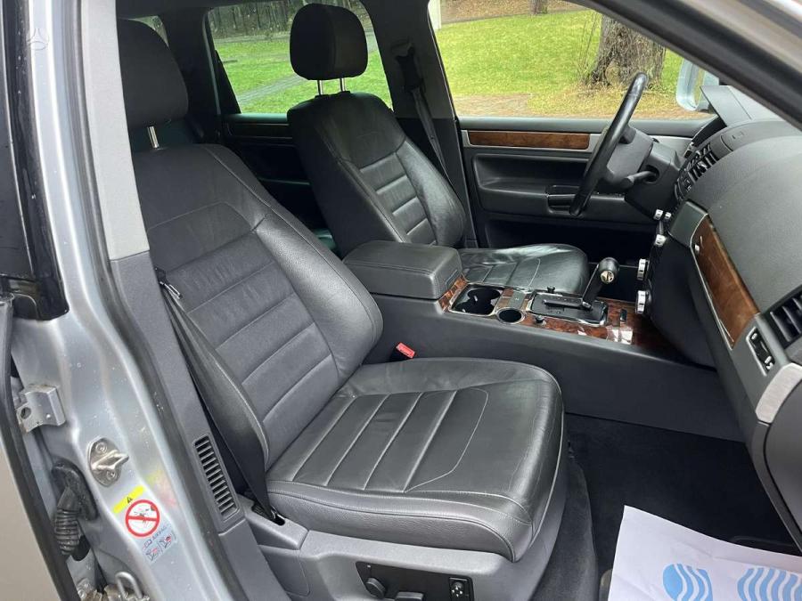 Pelēks Volkswagen Touareg 2007 Viļņa, ar dzinēja tilpumu 2.97 L un nobraukumu 262 tūkst. km par 6799 €, foto 14 vietnē AUTOMOTO.COM.LV