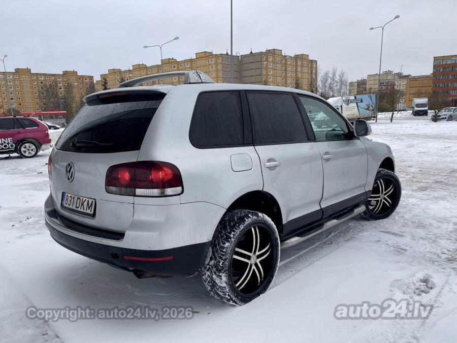 Grey Volkswagen Touareg 2007 in Tartu, with an engine capacity of 2.50 L and mileage of 362 thousand km for 3499 €, photo 4 on AUTOMOTO.COM.LV