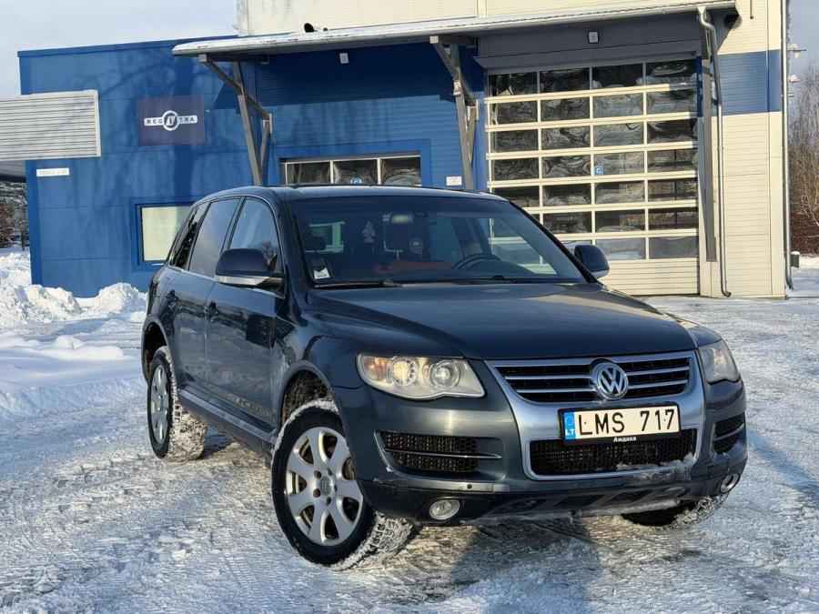Grey Volkswagen Touareg 2007 in Salcininkai, with an engine capacity of 2.97 L and mileage of 330 thousand km for 3999 €, photo 2 on AUTOMOTO.COM.LV
