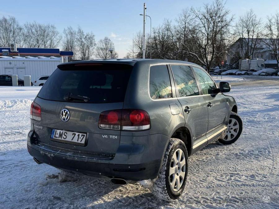 Grey Volkswagen Touareg 2007 in Salcininkai, with an engine capacity of 2.97 L and mileage of 330 thousand km for 3999 €, photo 4 on AUTOMOTO.COM.LV