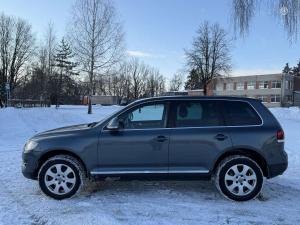 Grey Volkswagen Touareg 2007 in Salcininkai, with an engine capacity of 2.97 L and mileage of 330 thousand km for 3999 €, photo 5 on AUTOMOTO.COM.LV