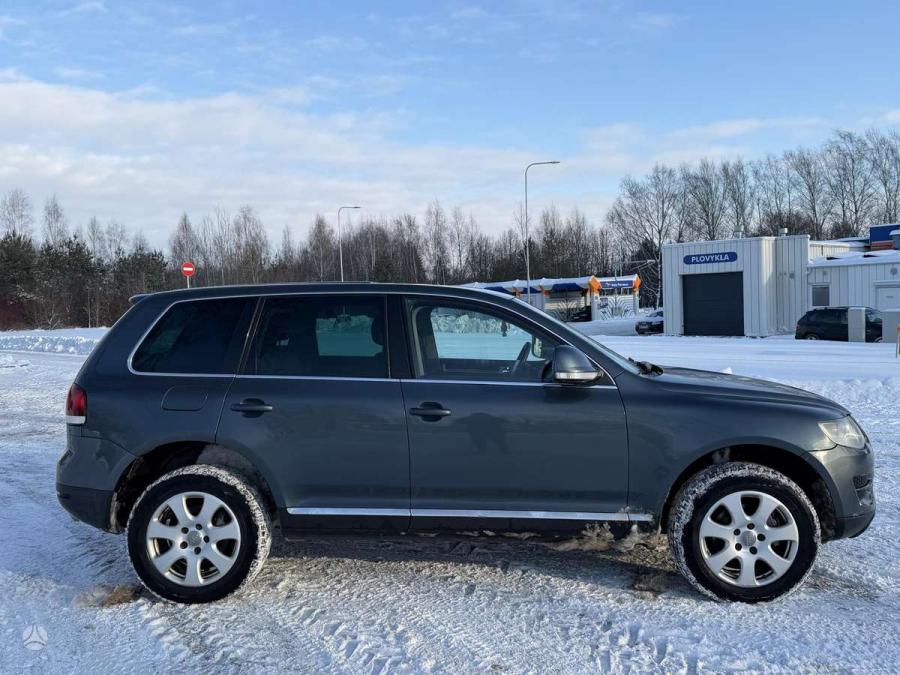 Grey Volkswagen Touareg 2007 in Salcininkai, with an engine capacity of 2.97 L and mileage of 330 thousand km for 3999 €, photo 6 on AUTOMOTO.COM.LV