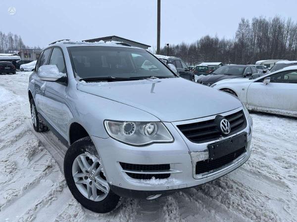 Pelēks Volkswagen Touareg 2007 Utena, ar dzinēja tilpumu 2.46 L un nobraukumu 318 tūkst. km par 3650 €, foto 1 vietnē AUTOMOTO.COM.LV