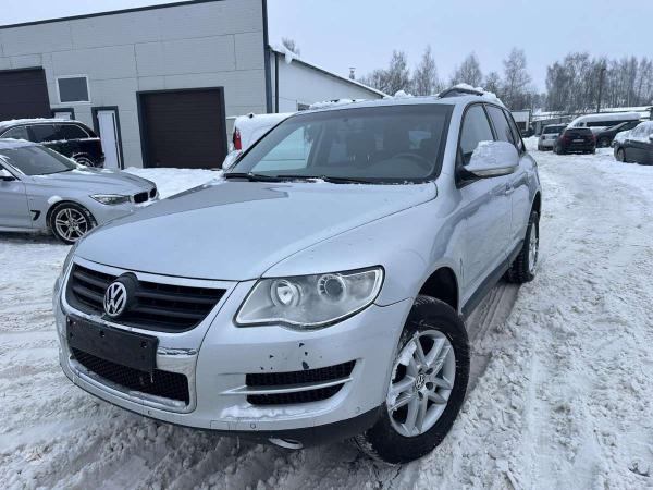 Pelēks Volkswagen Touareg 2007 Utena, ar dzinēja tilpumu 2.46 L un nobraukumu 318 tūkst. km par 3650 €, foto 2 vietnē AUTOMOTO.COM.LV