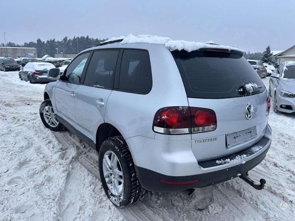 Pelēks Volkswagen Touareg 2007 Utena, ar dzinēja tilpumu 2.46 L un nobraukumu 318 tūkst. km par 3650 €, foto 4 vietnē AUTOMOTO.COM.LV