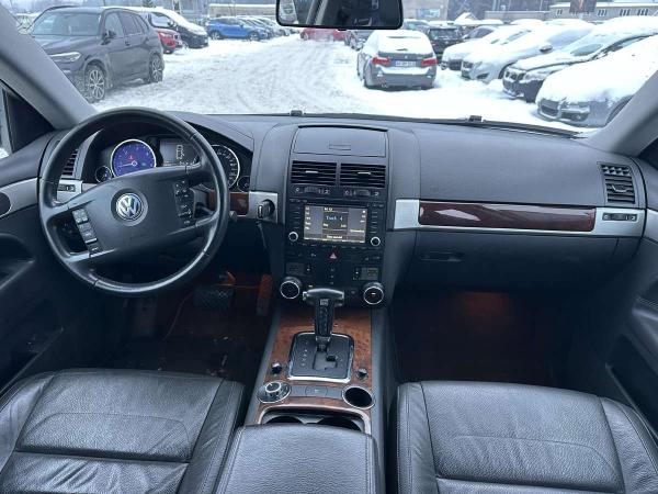 Pelēks Volkswagen Touareg 2007 Utena, ar dzinēja tilpumu 2.46 L un nobraukumu 318 tūkst. km par 3650 €, foto 5 vietnē AUTOMOTO.COM.LV