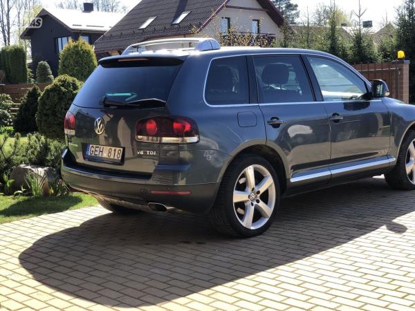 Grey Volkswagen Touareg 2007 in Vilnius, with an engine capacity of 3.00 L and mileage of 220 thousand km for 7900 €, photo 1 on AUTOMOTO.COM.LV