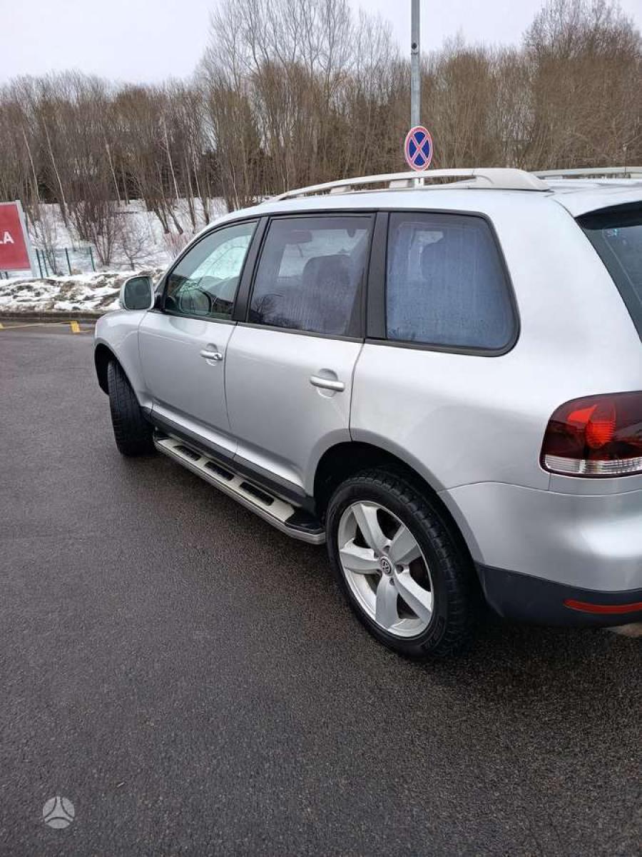 Pelēks Volkswagen Touareg 2007 Viļņa, ar dzinēja tilpumu 2.97 L un nobraukumu 385 tūkst. km par 5750 €, foto 1 vietnē AUTOMOTO.COM.LV