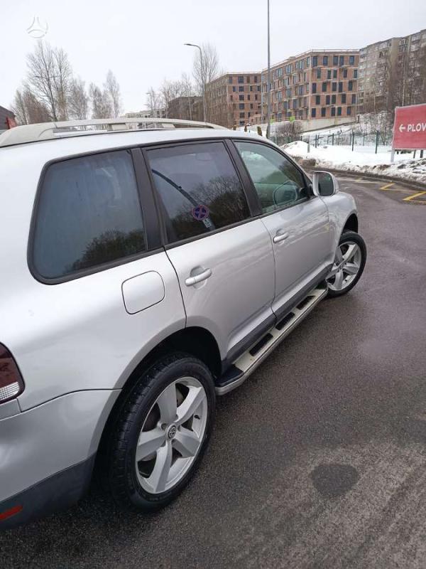 Pelēks Volkswagen Touareg 2007 Viļņa, ar dzinēja tilpumu 2.97 L un nobraukumu 385 tūkst. km par 5750 €, foto 5 vietnē AUTOMOTO.COM.LV