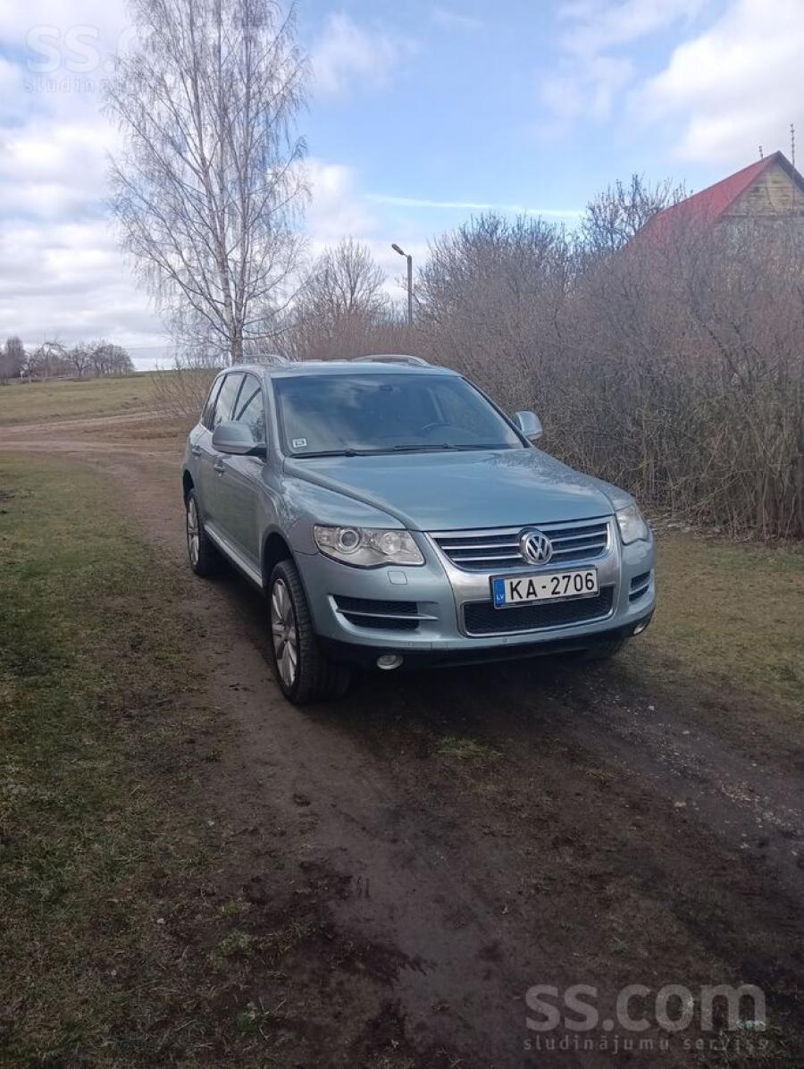 Grey Volkswagen Touareg 2007 in Gulbene, with an engine capacity of 3.00 L and mileage of 298 thousand km for 4900 €, photo 1 on AUTOMOTO.COM.LV