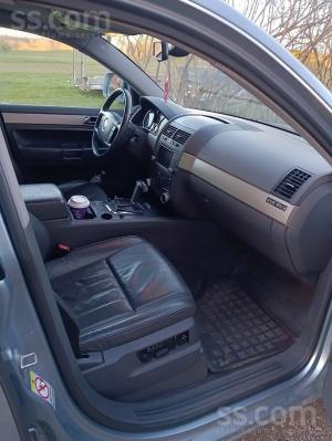 Grey Volkswagen Touareg 2007 in Gulbene, with an engine capacity of 3.00 L and mileage of 298 thousand km for 4900 €, photo 4 on AUTOMOTO.COM.LV