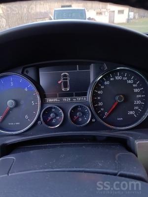 Grey Volkswagen Touareg 2007 in Gulbene, with an engine capacity of 3.00 L and mileage of 298 thousand km for 4900 €, photo 5 on AUTOMOTO.COM.LV