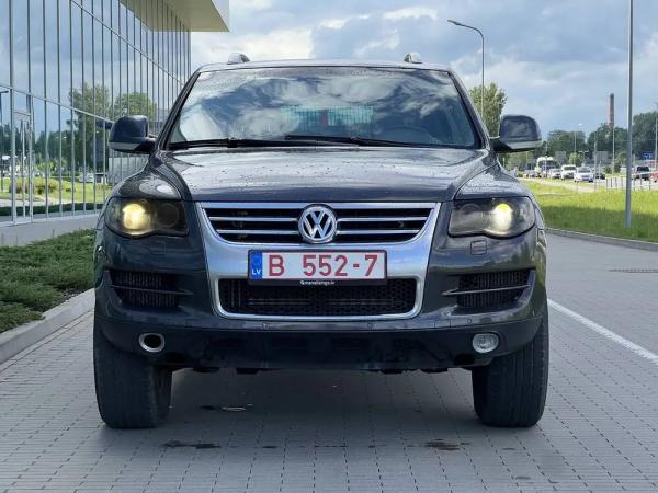 Grey Volkswagen Touareg 2007 in Rezekne, with an engine capacity of 3.00 L and mileage of 340 thousand km for 3800 €, photo 1 on AUTOMOTO.COM.LV