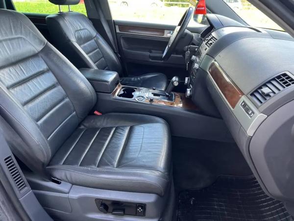 Grey Volkswagen Touareg 2007 in Rezekne, with an engine capacity of 3.00 L and mileage of 340 thousand km for 3800 €, photo 9 on AUTOMOTO.COM.LV