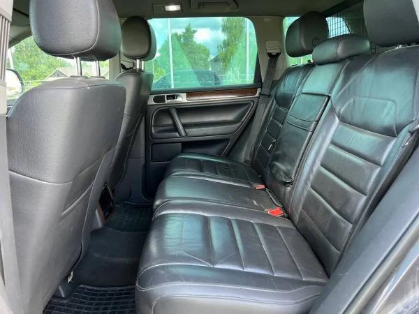 Grey Volkswagen Touareg 2007 in Rezekne, with an engine capacity of 3.00 L and mileage of 340 thousand km for 3800 €, photo 10 on AUTOMOTO.COM.LV