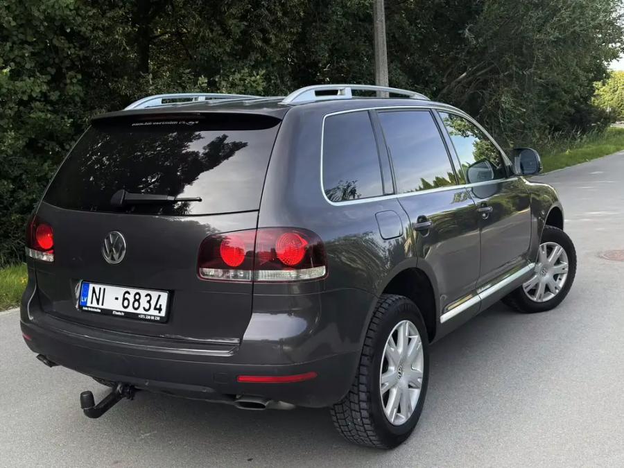 Pelēks Volkswagen Touareg 2007 Jelgava, ar dzinēja tilpumu 3.00 L un nobraukumu 316 tūkst. km par 6700 €, foto 5 vietnē AUTOMOTO.COM.LV