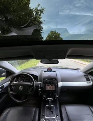 Pelēks Volkswagen Touareg 2007 Jelgava, ar dzinēja tilpumu 3.00 L un nobraukumu 316 tūkst. km par 6700 €, foto 6 vietnē AUTOMOTO.COM.LV