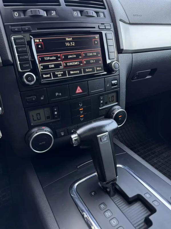 Pelēks Volkswagen Touareg 2007 Jelgava, ar dzinēja tilpumu 3.00 L un nobraukumu 316 tūkst. km par 6700 €, foto 7 vietnē AUTOMOTO.COM.LV