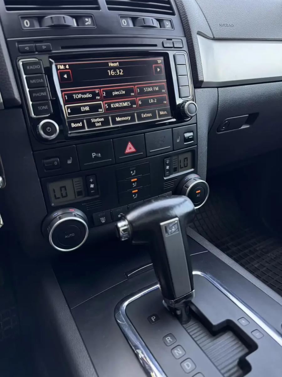 Pelēks Volkswagen Touareg 2007 Jelgava, ar dzinēja tilpumu 3.00 L un nobraukumu 316 tūkst. km par 6700 €, foto 8 vietnē AUTOMOTO.COM.LV