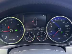 Pelēks Volkswagen Touareg 2007 Jelgava, ar dzinēja tilpumu 3.00 L un nobraukumu 316 tūkst. km par 6700 €, foto 12 vietnē AUTOMOTO.COM.LV
