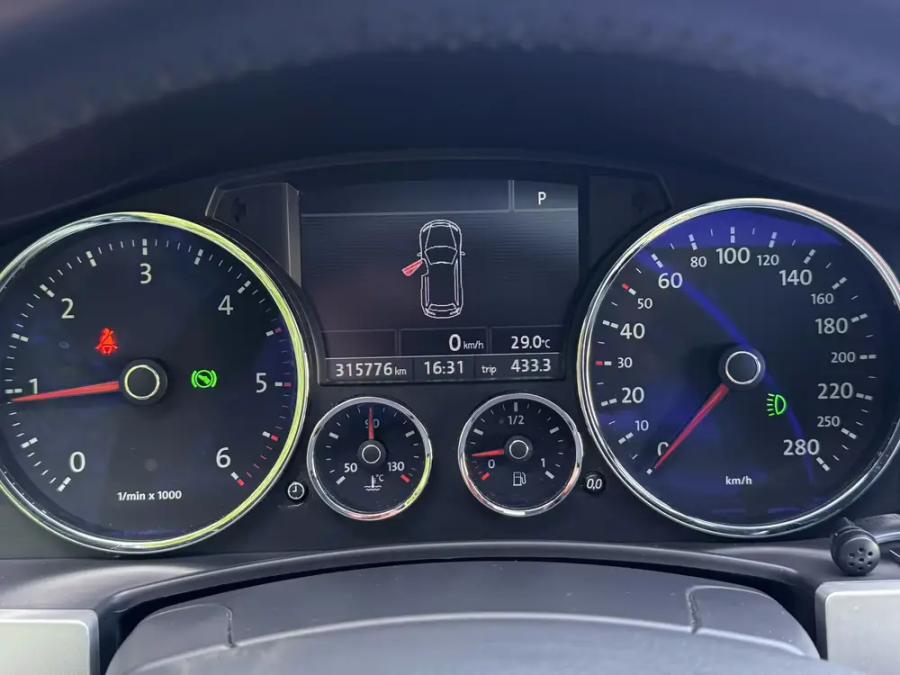 Pelēks Volkswagen Touareg 2007 Jelgava, ar dzinēja tilpumu 3.00 L un nobraukumu 316 tūkst. km par 6700 €, foto 12 vietnē AUTOMOTO.COM.LV