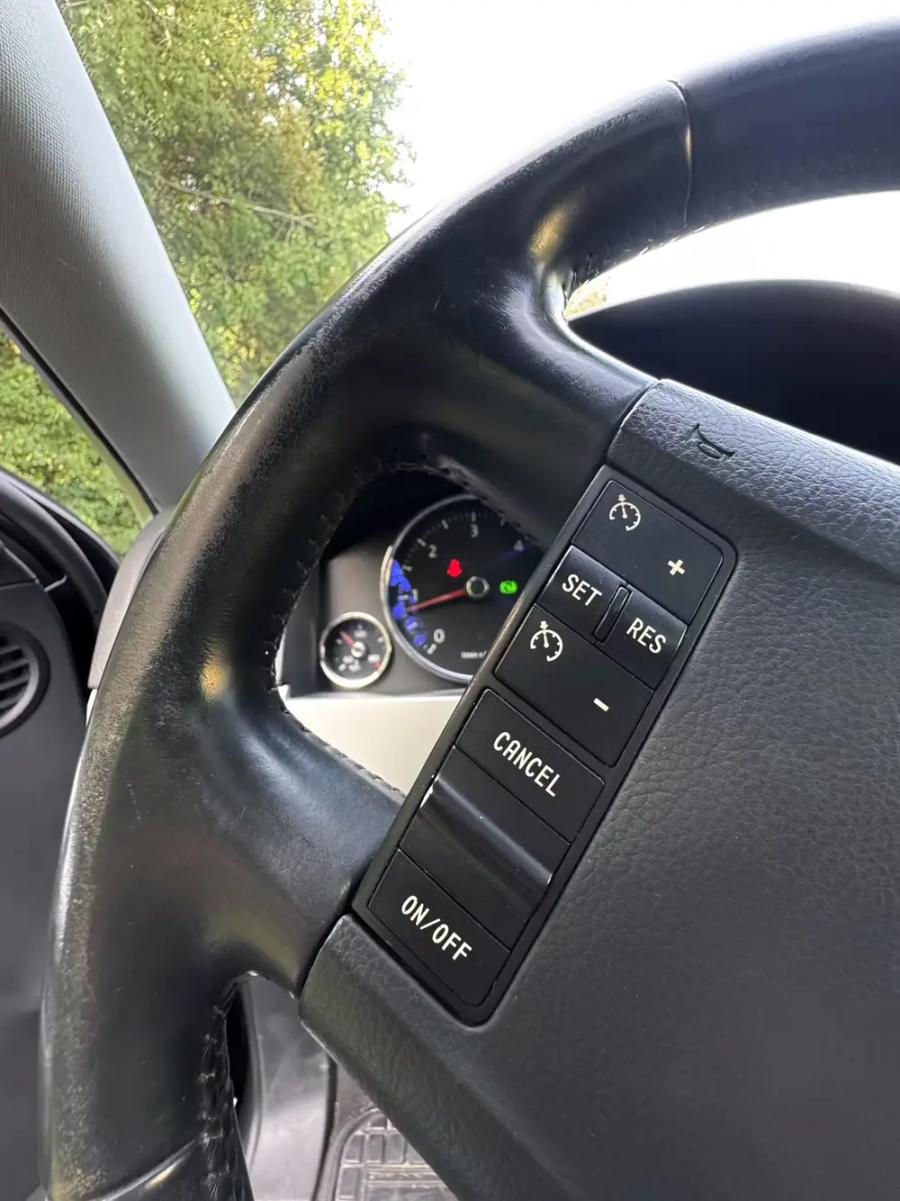 Pelēks Volkswagen Touareg 2007 Jelgava, ar dzinēja tilpumu 3.00 L un nobraukumu 316 tūkst. km par 6700 €, foto 14 vietnē AUTOMOTO.COM.LV