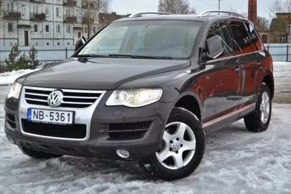 Pelēks Volkswagen Touareg 2007 Jēkabpils, ar dzinēja tilpumu 3.00 L un nobraukumu 262 tūkst. km par 7900 €, foto 1 vietnē AUTOMOTO.COM.LV