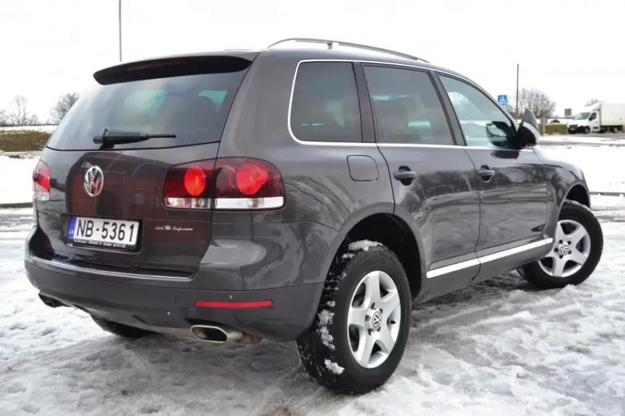 Grey Volkswagen Touareg 2007 in Jekabpils, with an engine capacity of 3.00 L and mileage of 262 thousand km for 7900 €, photo 3 on AUTOMOTO.COM.LV