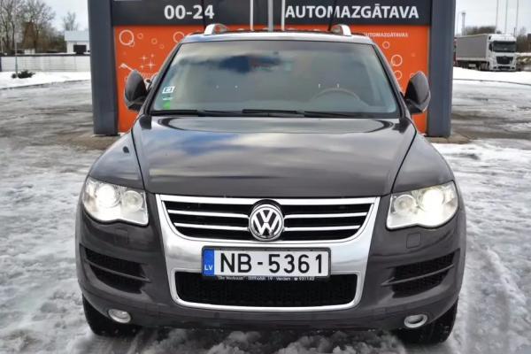 Pelēks Volkswagen Touareg 2007 Jēkabpils, ar dzinēja tilpumu 3.00 L un nobraukumu 262 tūkst. km par 7900 €, foto 4 vietnē AUTOMOTO.COM.LV