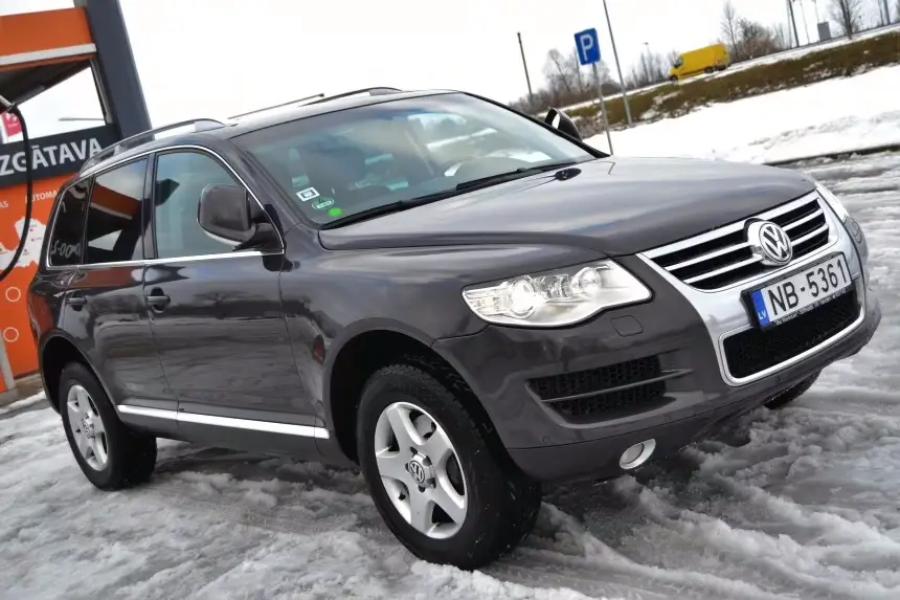 Grey Volkswagen Touareg 2007 in Jekabpils, with an engine capacity of 3.00 L and mileage of 262 thousand km for 7900 €, photo 6 on AUTOMOTO.COM.LV