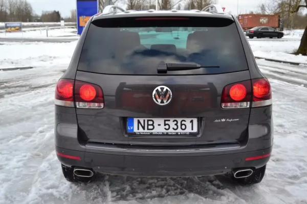 Pelēks Volkswagen Touareg 2007 Jēkabpils, ar dzinēja tilpumu 3.00 L un nobraukumu 262 tūkst. km par 7900 €, foto 7 vietnē AUTOMOTO.COM.LV
