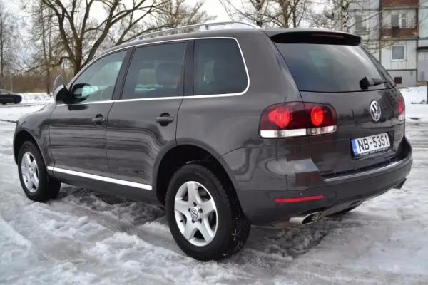 Pelēks Volkswagen Touareg 2007 Jēkabpils, ar dzinēja tilpumu 3.00 L un nobraukumu 262 tūkst. km par 7900 €, foto 8 vietnē AUTOMOTO.COM.LV