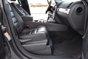 Grey Volkswagen Touareg 2007 in Jekabpils, with an engine capacity of 3.00 L and mileage of 262 thousand km for 7900 €, photo 15 on AUTOMOTO.COM.LV