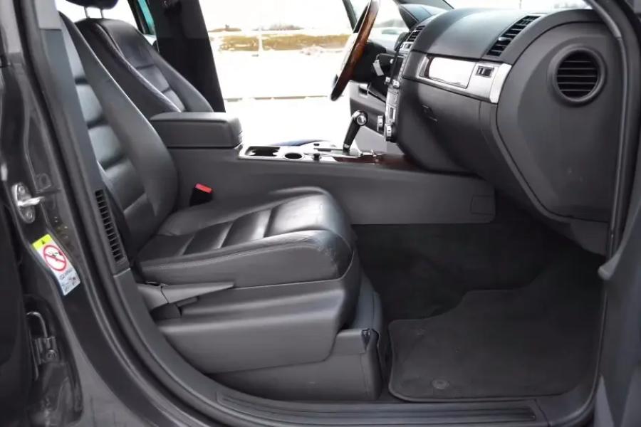 Grey Volkswagen Touareg 2007 in Jekabpils, with an engine capacity of 3.00 L and mileage of 262 thousand km for 7900 €, photo 15 on AUTOMOTO.COM.LV