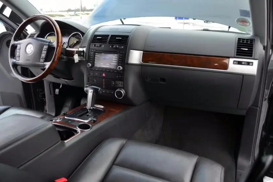 Grey Volkswagen Touareg 2007 in Jekabpils, with an engine capacity of 3.00 L and mileage of 262 thousand km for 7900 €, photo 17 on AUTOMOTO.COM.LV