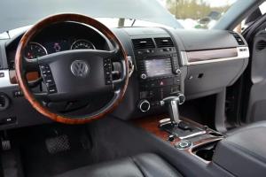 Grey Volkswagen Touareg 2007 in Jekabpils, with an engine capacity of 3.00 L and mileage of 262 thousand km for 7900 €, photo 18 on AUTOMOTO.COM.LV