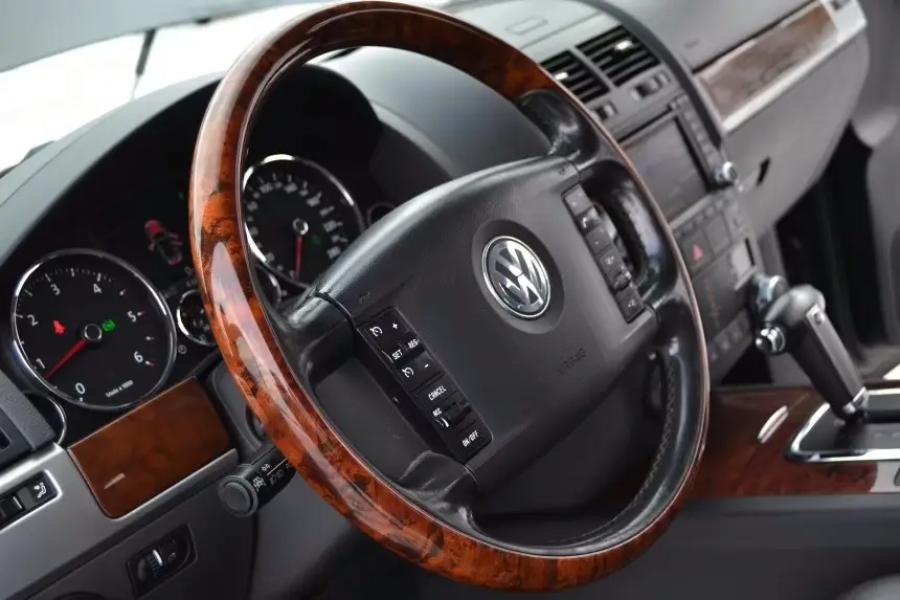 Grey Volkswagen Touareg 2007 in Jekabpils, with an engine capacity of 3.00 L and mileage of 262 thousand km for 7900 €, photo 19 on AUTOMOTO.COM.LV