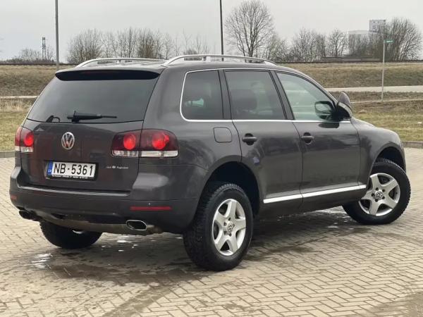 Pelēks Volkswagen Touareg 2007 Jēkabpils, ar dzinēja tilpumu 3.00 L un nobraukumu 313 tūkst. km par 6900 €, foto 2 vietnē AUTOMOTO.COM.LV