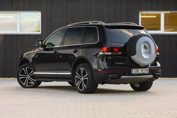 Grey Volkswagen Touareg 2007 in Jelgava, with an engine capacity of 5.00 L and mileage of 268 thousand km for 3900 €, photo 4 on AUTOMOTO.COM.LV