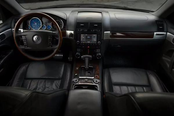Grey Volkswagen Touareg 2007 in Jelgava, with an engine capacity of 5.00 L and mileage of 268 thousand km for 3900 €, photo 8 on AUTOMOTO.COM.LV