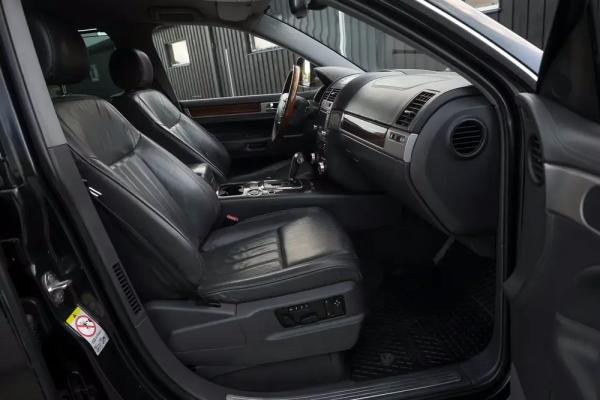 Grey Volkswagen Touareg 2007 in Jelgava, with an engine capacity of 5.00 L and mileage of 268 thousand km for 3900 €, photo 9 on AUTOMOTO.COM.LV