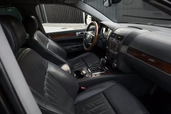 Grey Volkswagen Touareg 2007 in Jelgava, with an engine capacity of 5.00 L and mileage of 268 thousand km for 3900 €, photo 10 on AUTOMOTO.COM.LV