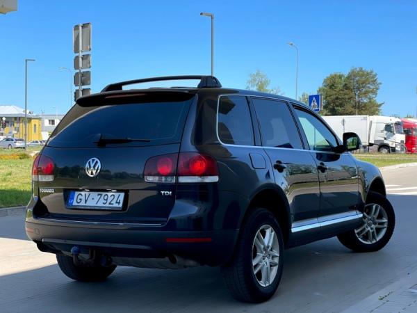 Grey Volkswagen Touareg 2007 in Riga, with an engine capacity of 2.50 L and mileage of 393 thousand km for 4690 €, photo 3 on AUTOMOTO.COM.LV